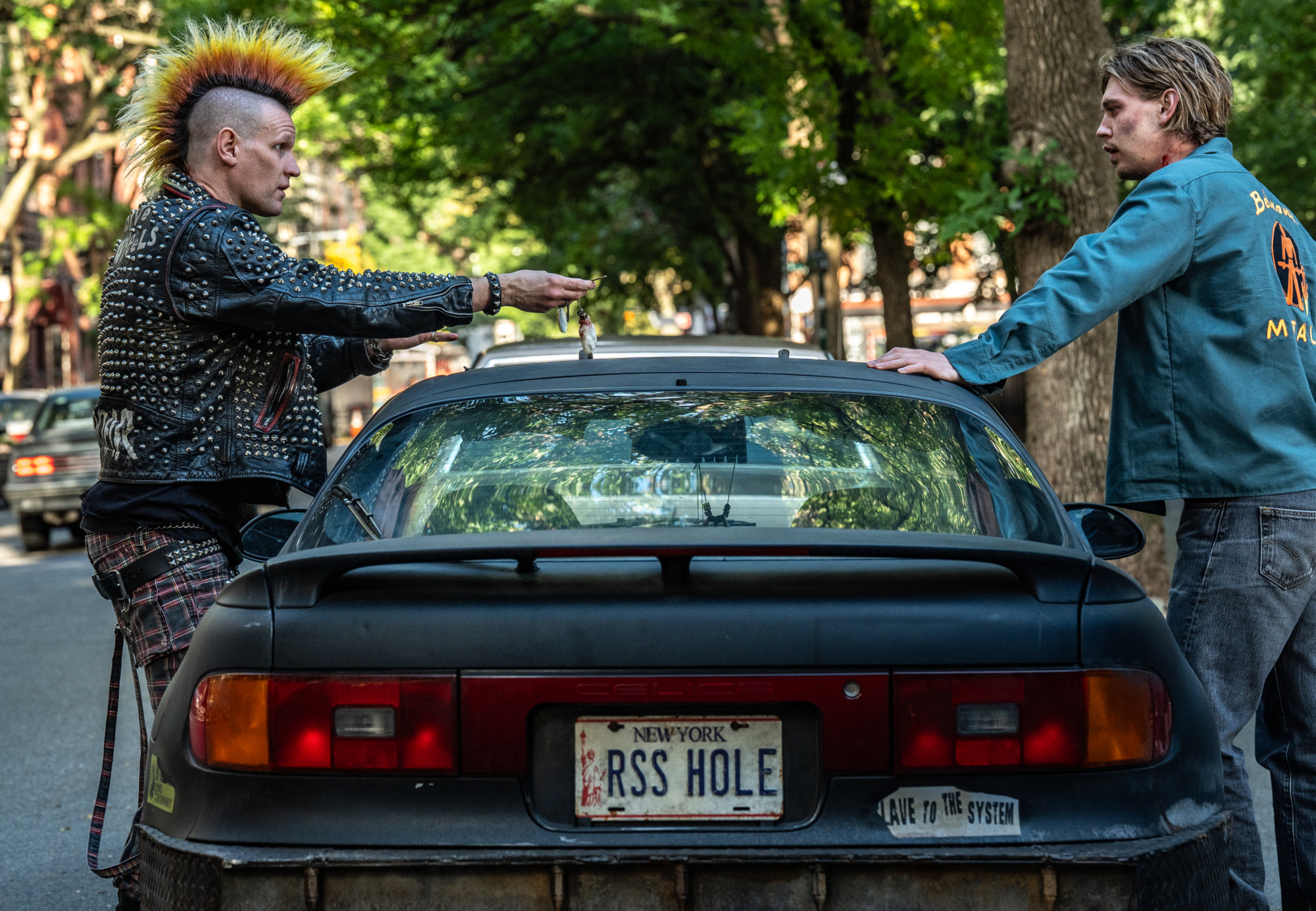 ‘Caught Stealing’ Review: An Unorganized and Messy Film